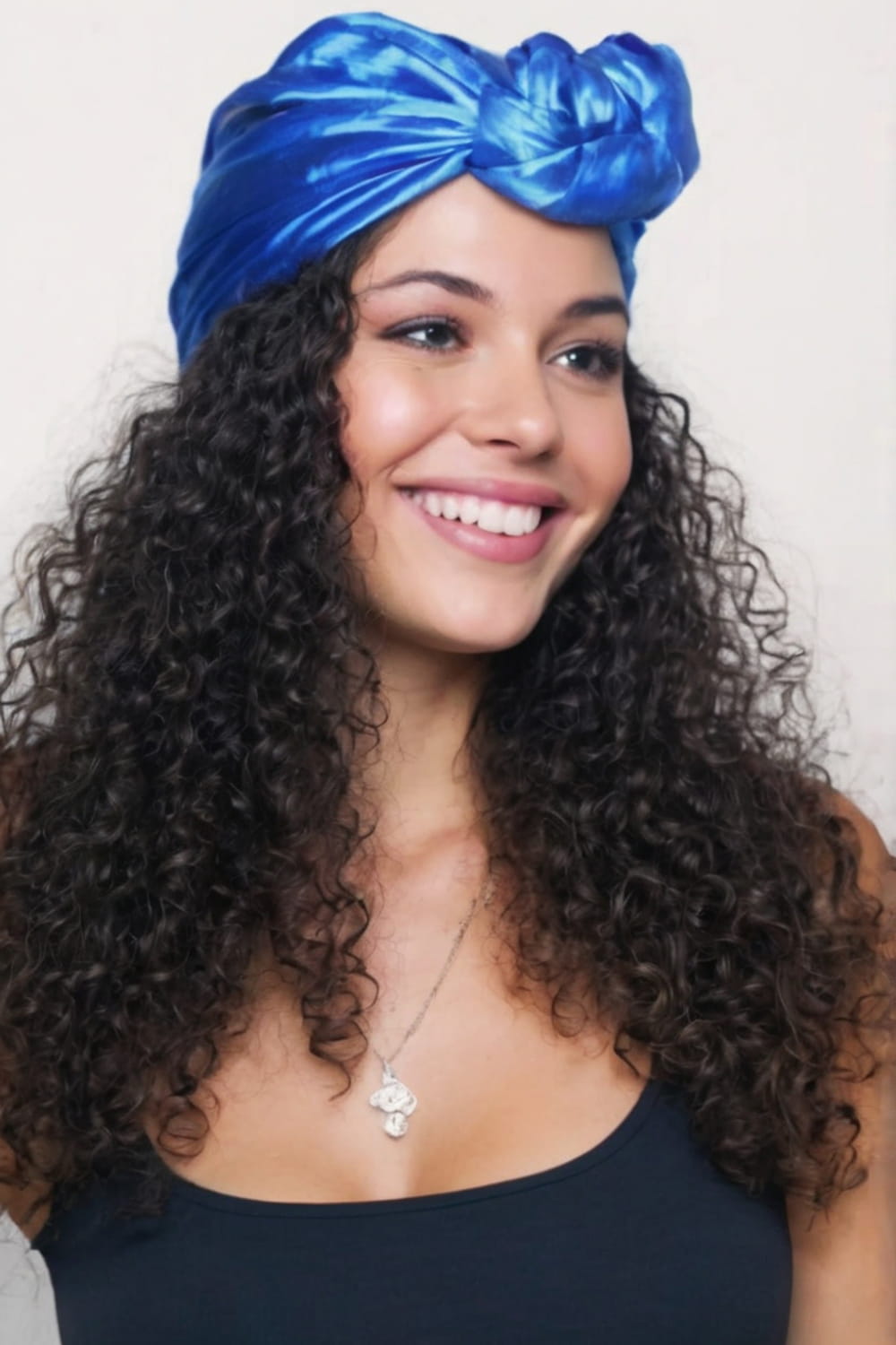 21 Hairstyles for Frizzy Hair: Embrace Your Natural Texture - Bangz ...